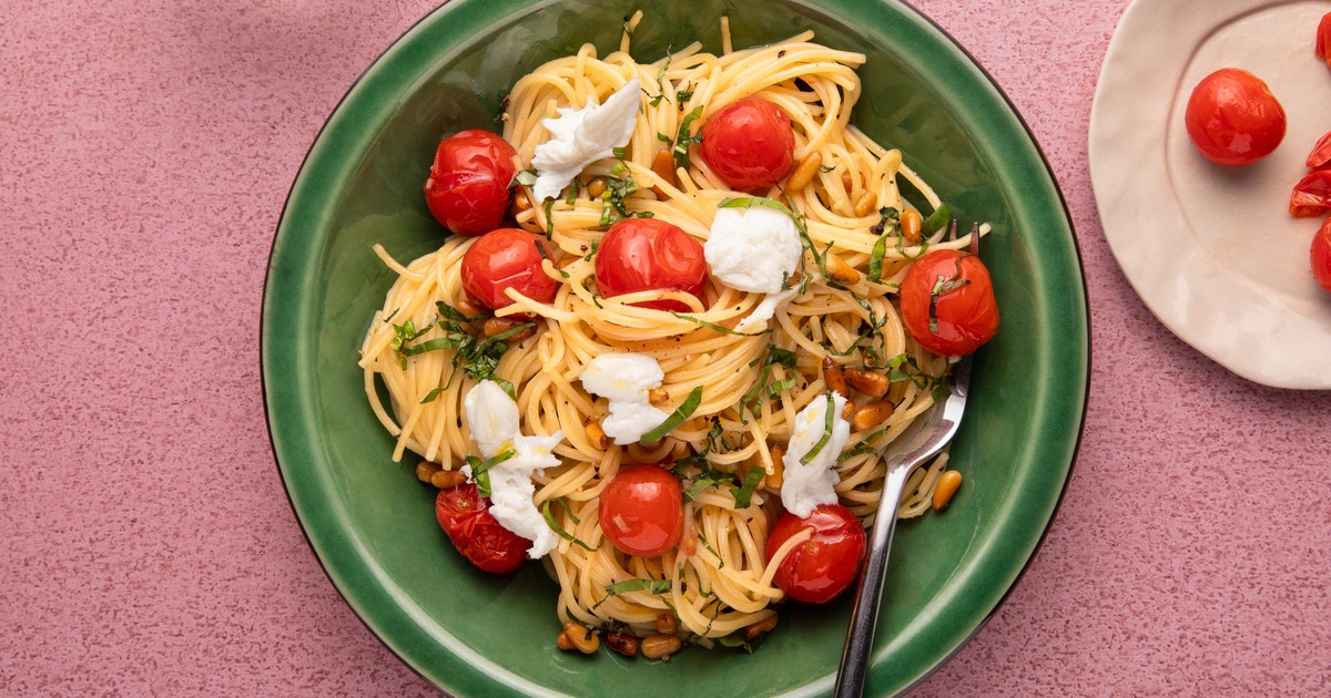 Pasta with burst cherry tomatoes and mozzarella | Recipe | Kitchen Stories