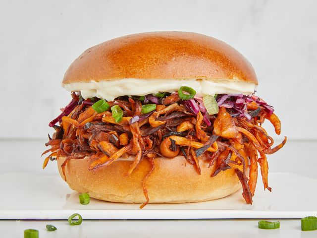 Winter-Burger mit Rotkraut und Raclettekäse | Rezept | Kitchen Stories