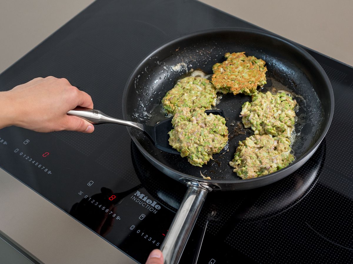 Romanesco pancakes with herb dip | Recipe | Kitchen Stories