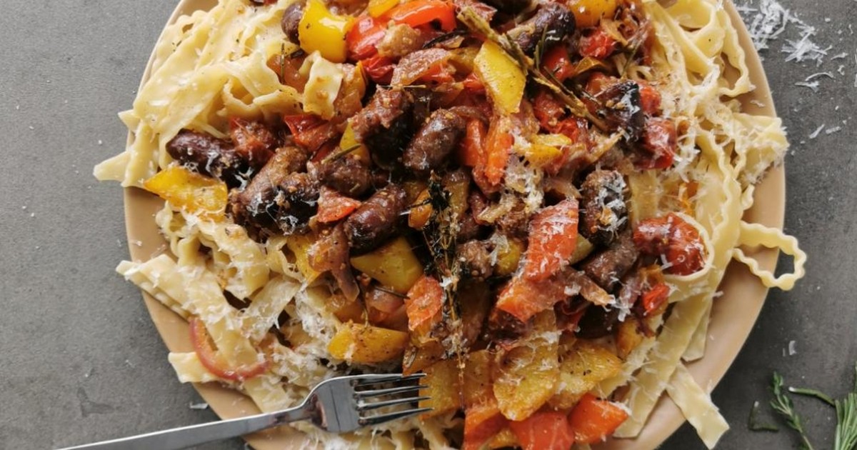 Pasta mit Merguez und würziger Tomaten- Paprikasauce | Rezept | Kitchen ...