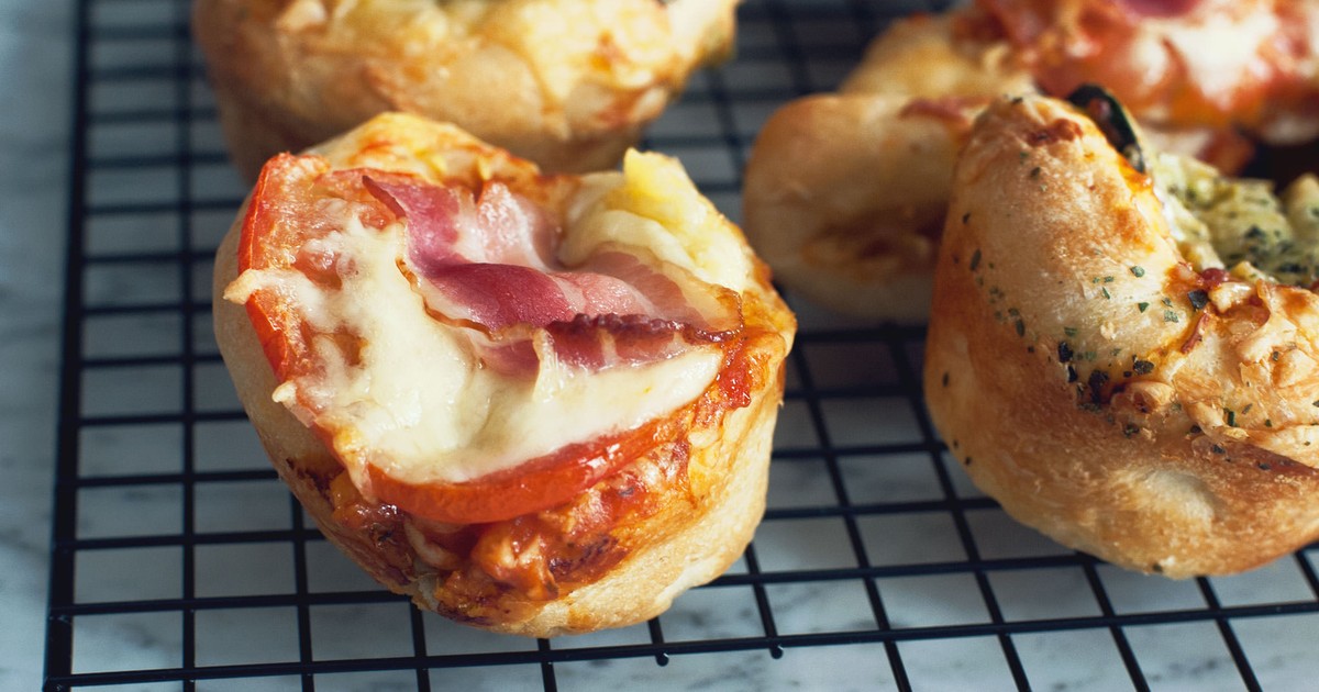 Mini deep dish pizzas | Recipe | Kitchen Stories