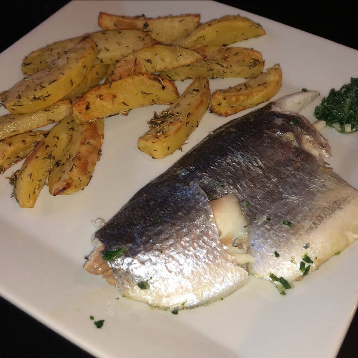Frische Spinatgefüllte Dorade mit Ofen-Kartoffeln | Rezept | Kitchen ...