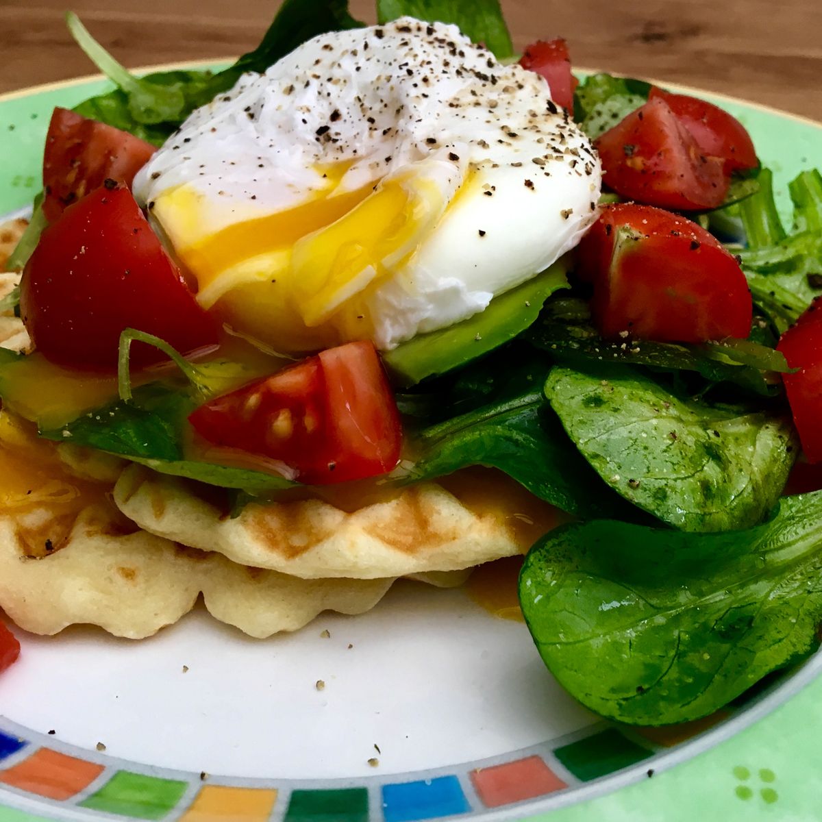 Luftige Quark-Parmesan-Waffeln mit Ei Benedict | Rezept | Kitchen Stories