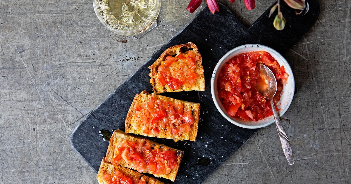 Catalan tomato and garlic bread | Recipe | Kitchen Stories