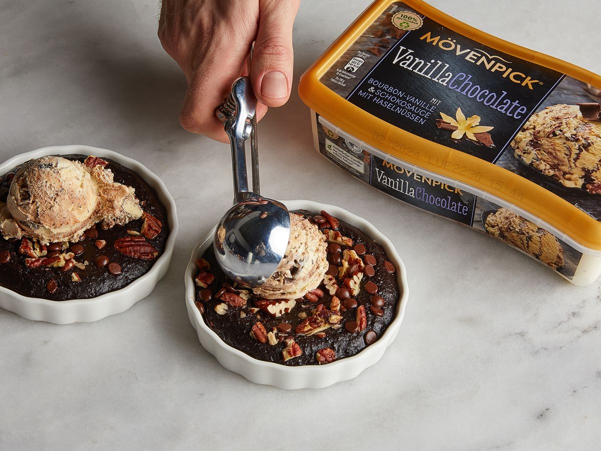Vanilla Chocolate Eis mit Brownies & Pekannuss | Rezept | Kitchen Stories