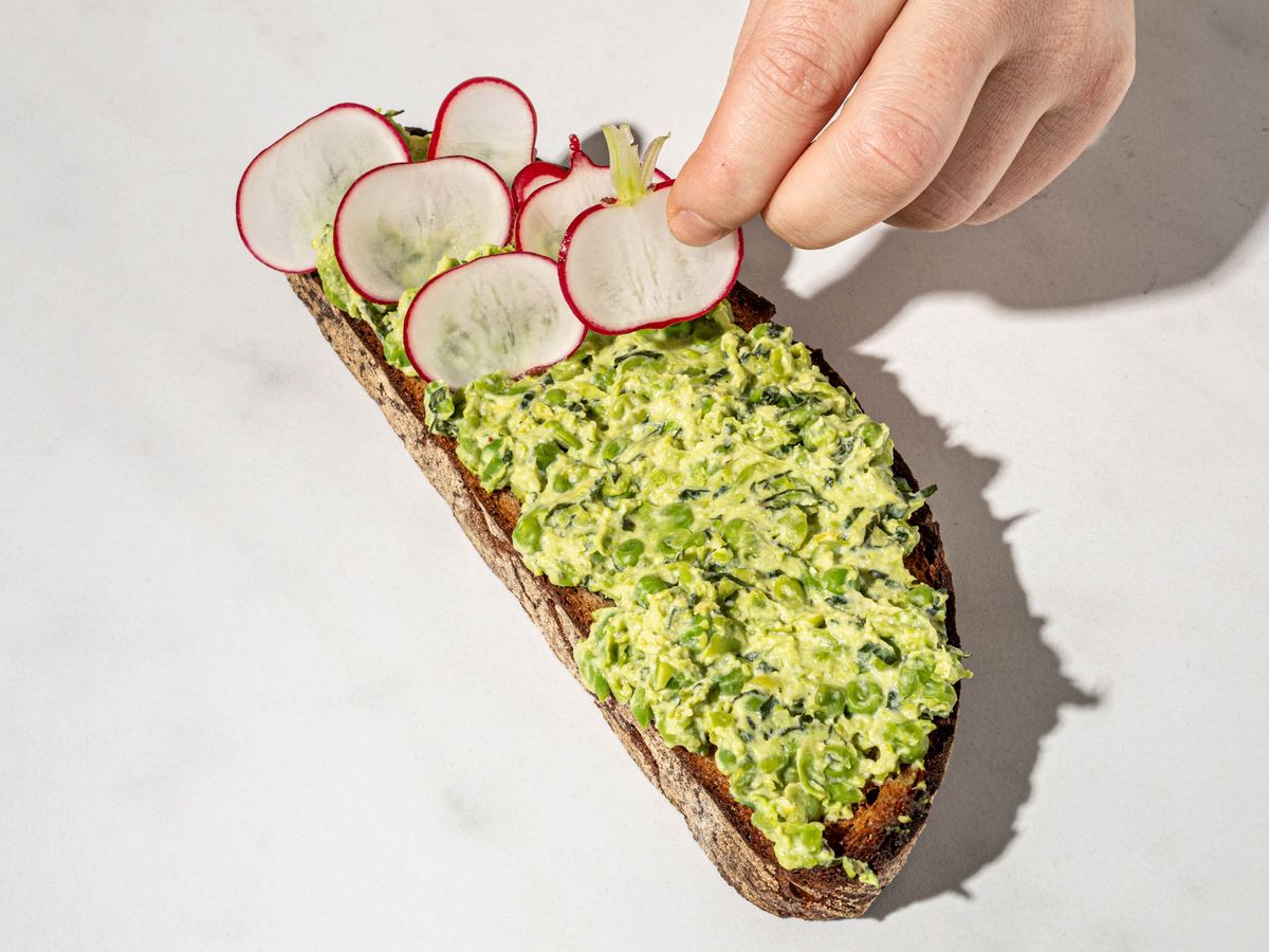 Smashed green pea and feta toasts | Recipe | Kitchen Stories
