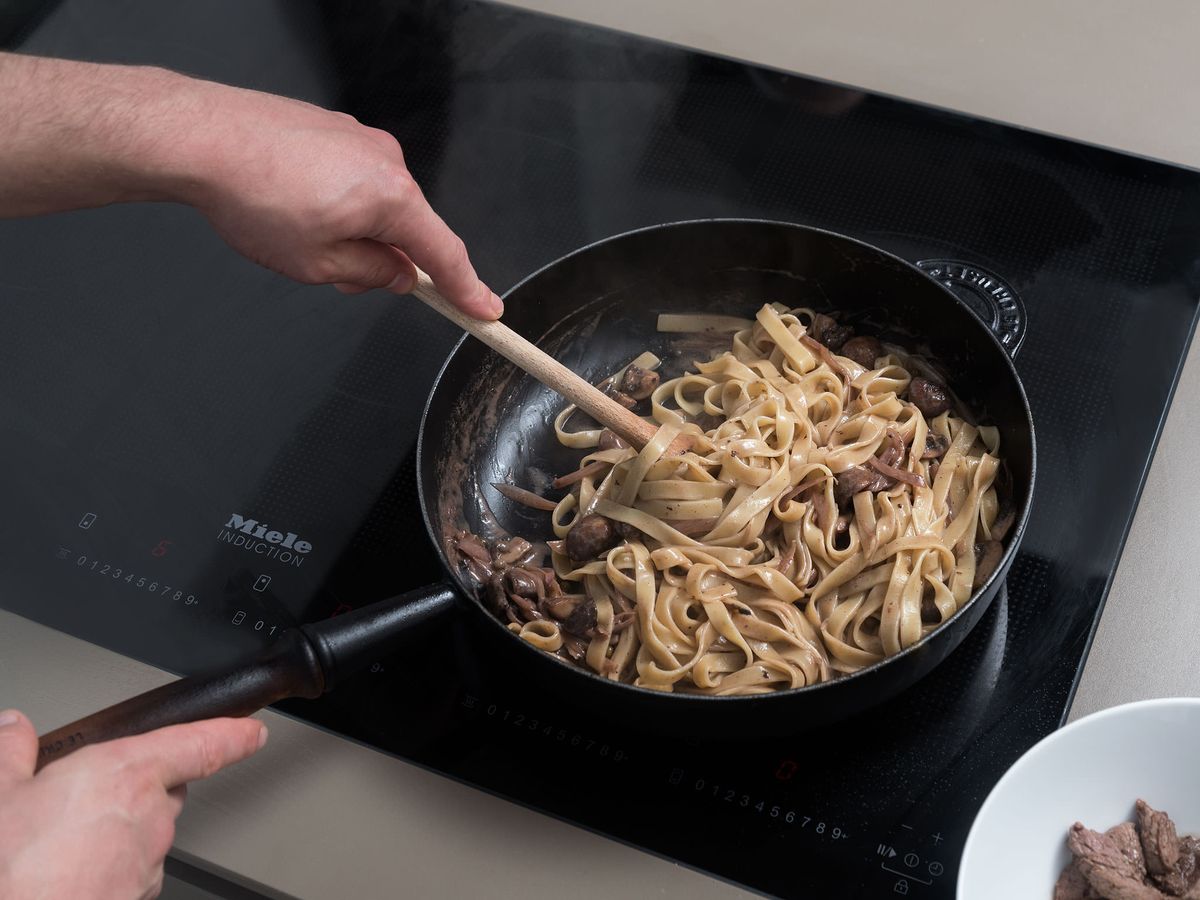 Tagliatelle with beef and creamy pepper sauce | Recipe | Kitchen Stories