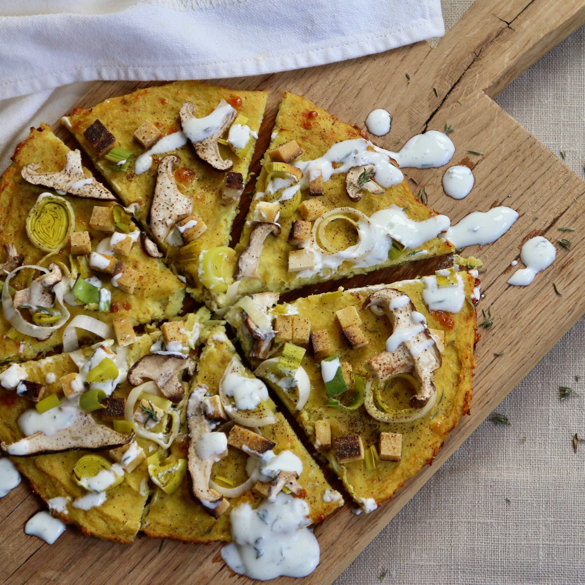 Low carb Blumenkohl Pizza mit Pilzen & Tofu | Rezept | Kitchen Stories