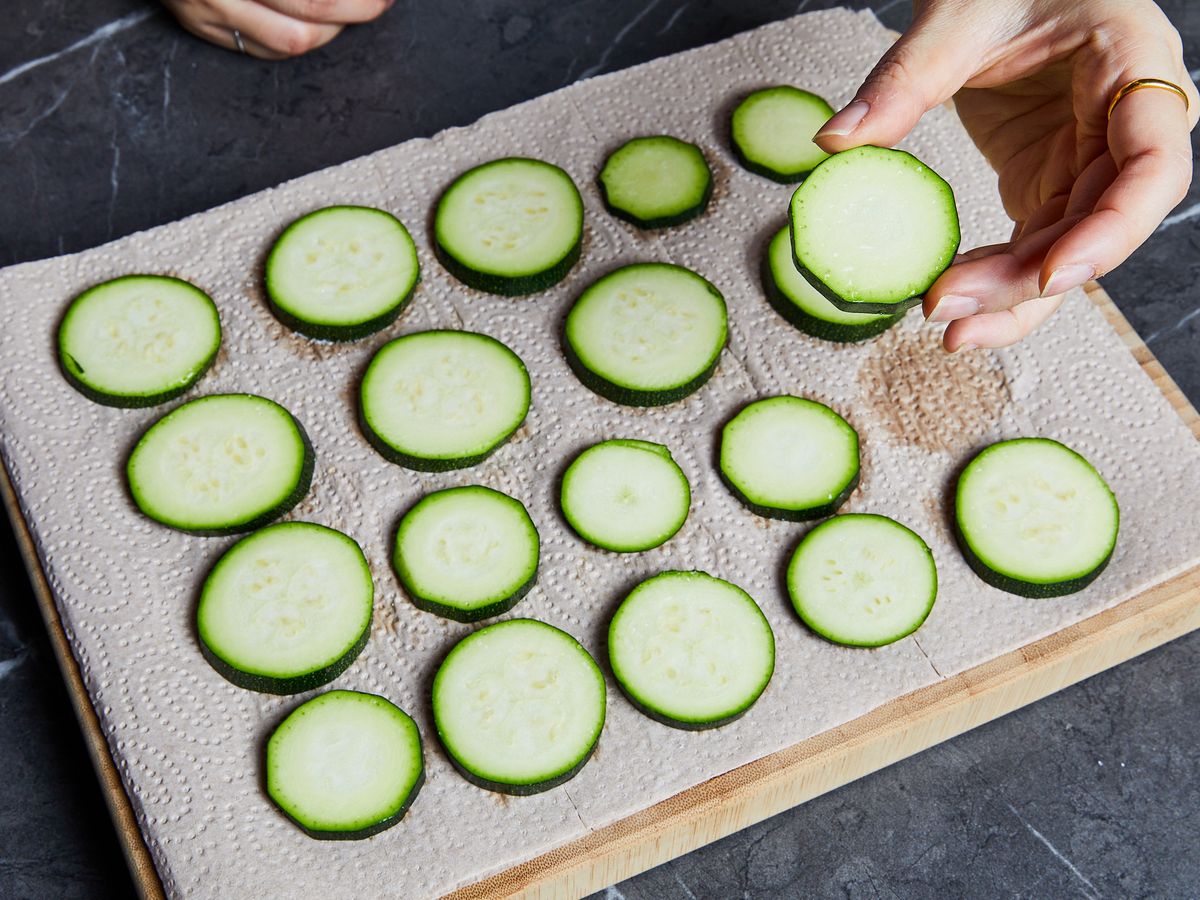 Koreanische gebratene Zucchini-Taler (aehobak-jeon) | Rezept | Kitchen ...