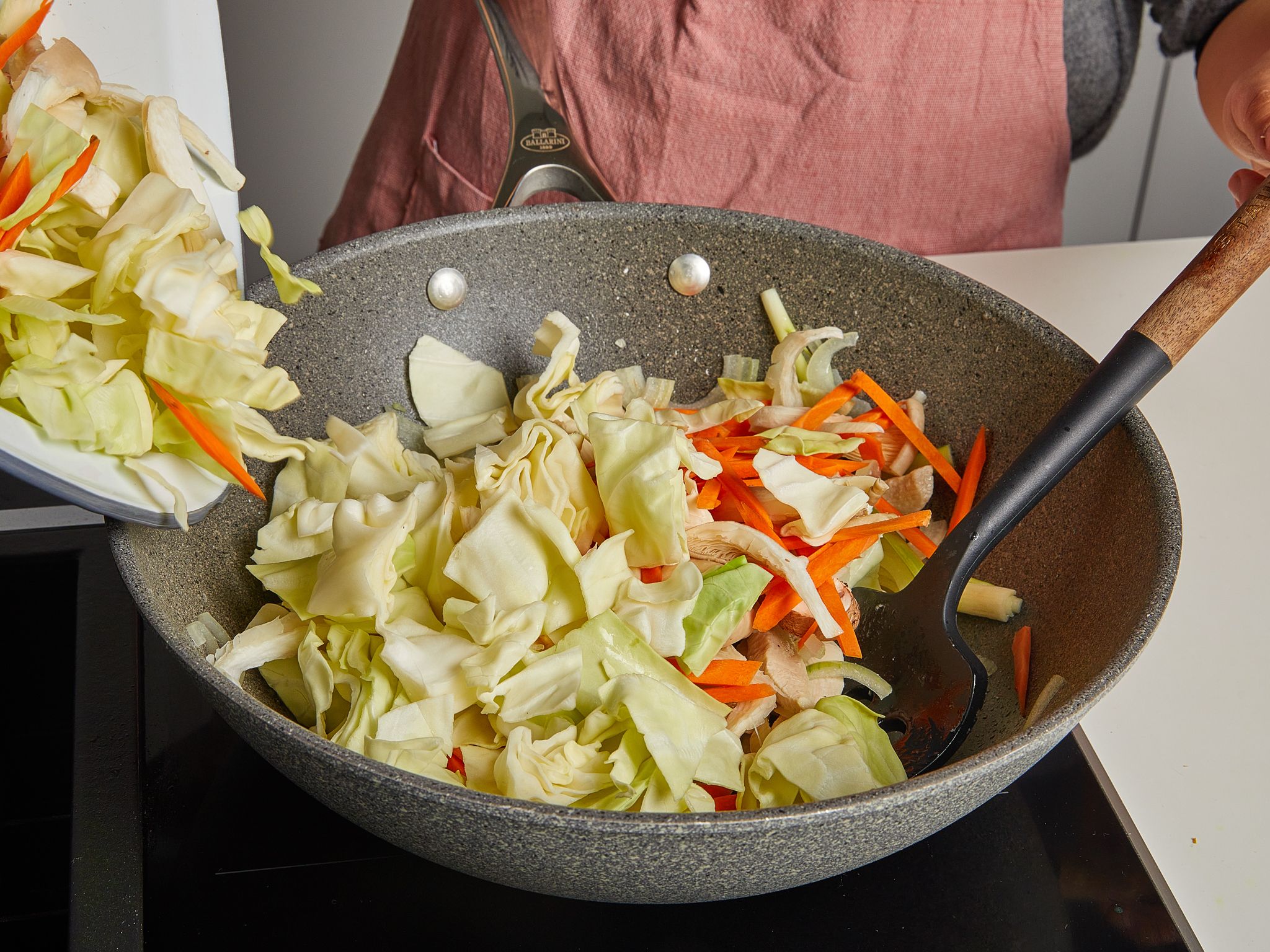 Yaki udon (Japanese stir-fried udon noodles with chicken and vegetables ...