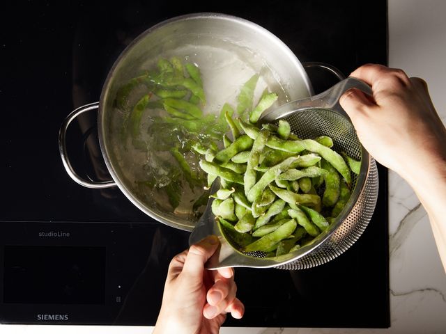 Edamame with sesame and sea salt | Recipe | Kitchen Stories