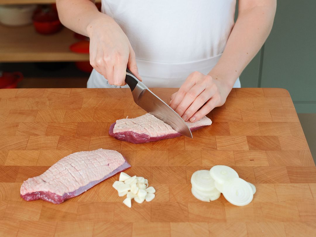 Roast duck with red cabbage and new potatoes | Recipe | Kitchen Stories