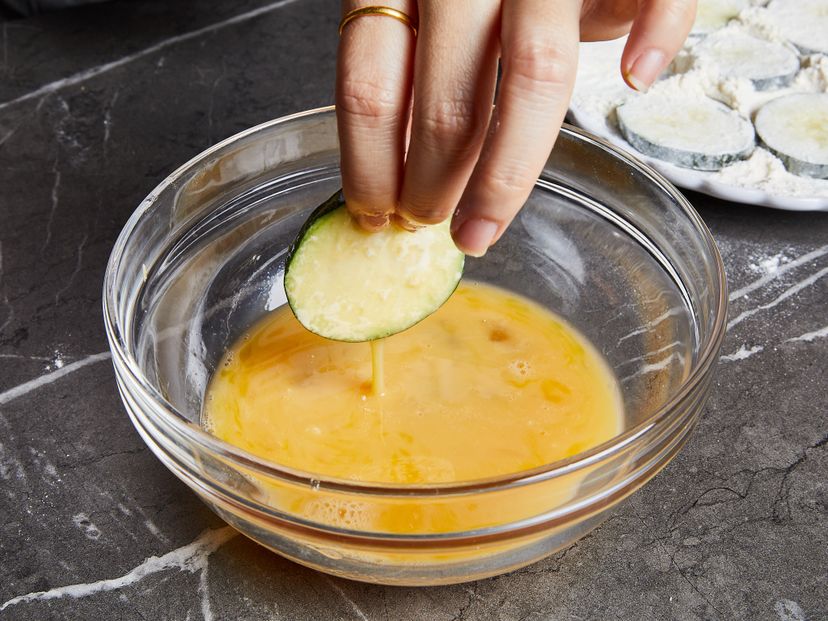 Koreanische gebratene Zucchini-Taler (aehobak-jeon) | Rezept | Kitchen ...