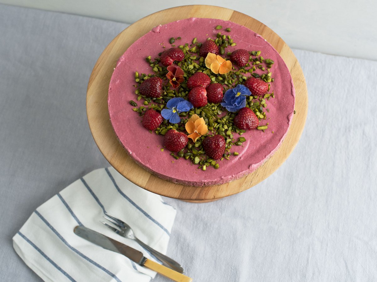 No-bake vegan strawberry cake | Recipe | Kitchen Stories