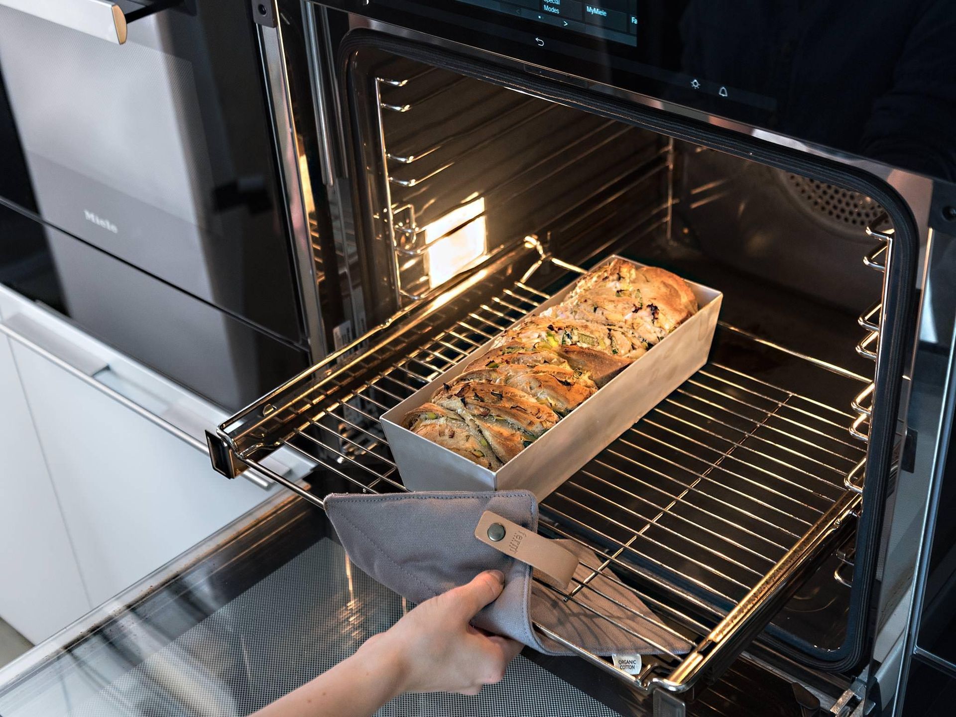 Savory babka with goat cheese and leek | Recipe | Kitchen Stories