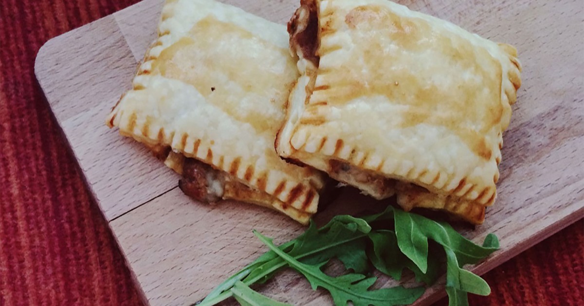 Mozzarella and veggie puff pastry pockets | Recipe | Kitchen Stories