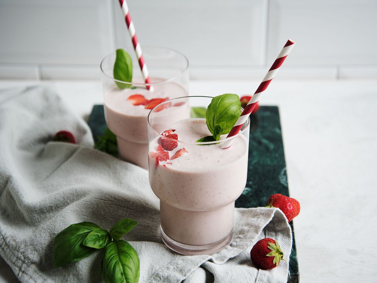 Strawberry-basil cashew shake | Recipe | Kitchen Stories