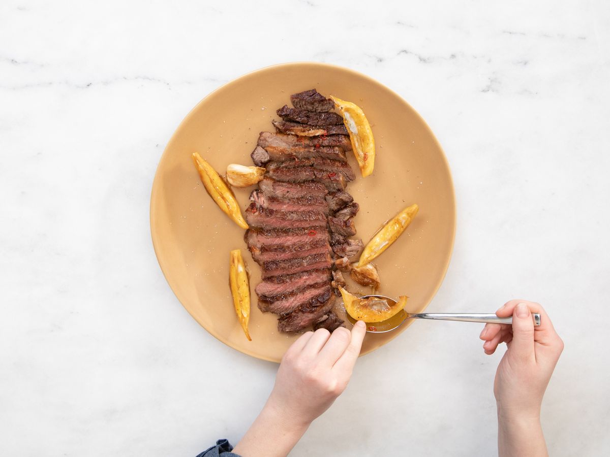 Rib-eye steak with honey-chili glaze | Recipe | Kitchen Stories
