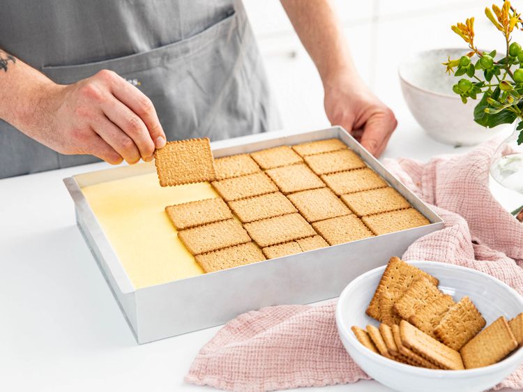 Classic German chocolate pudding sheet cake | Recipe | Kitchen Stories