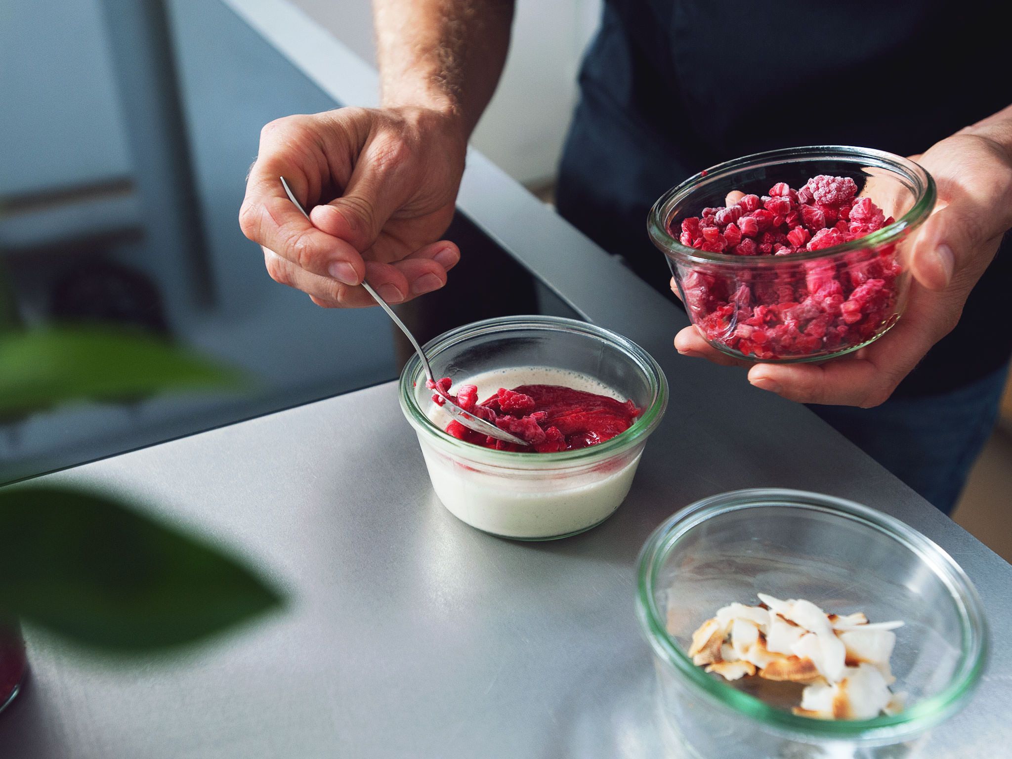 Bavarian cream with raspberry sauce | Recipe | Kitchen Stories