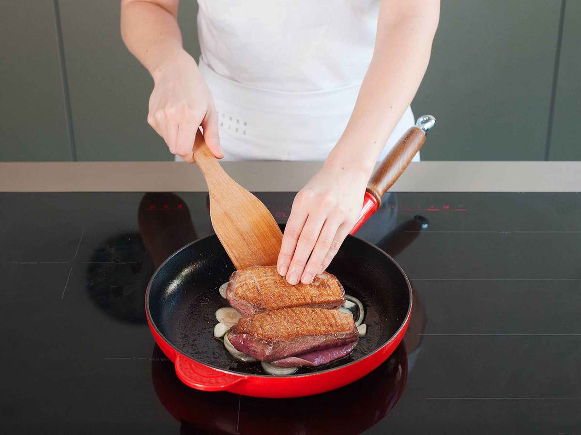 Roast duck with red cabbage and new potatoes | Recipe | Kitchen Stories