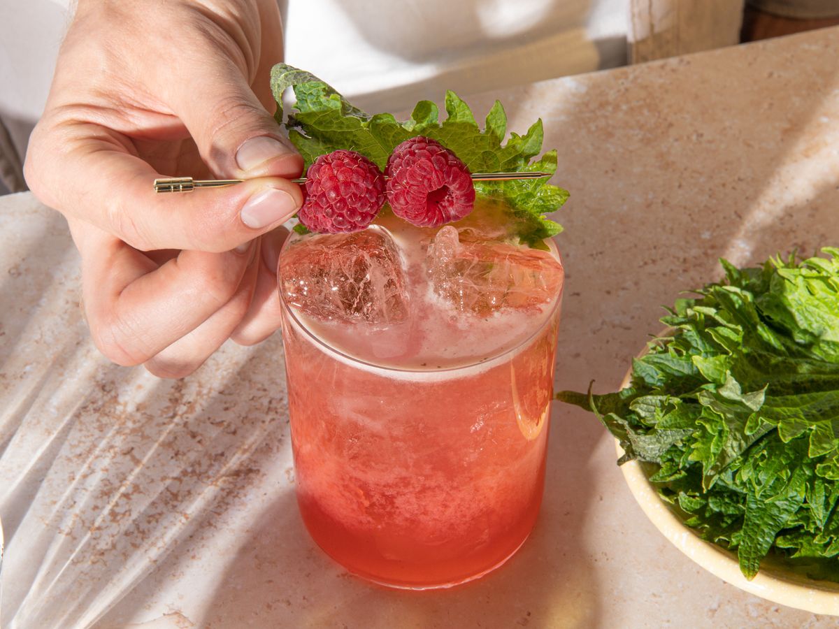 Shiso Berry Gin Smash | Rezept | Kitchen Stories