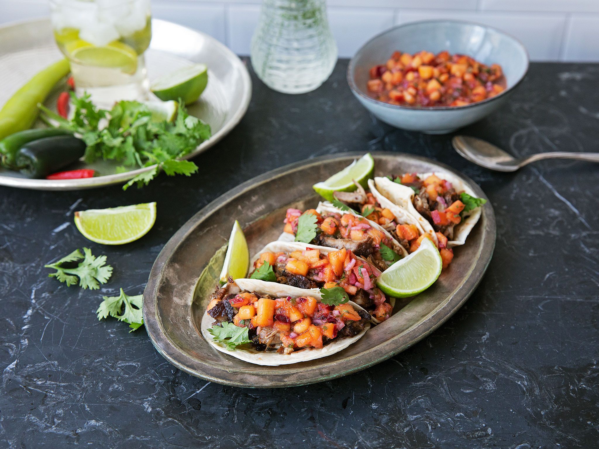 Tacos mit würzigem Pulled Pork und Pfirsich-Salsa | Rezept | Kitchen ...
