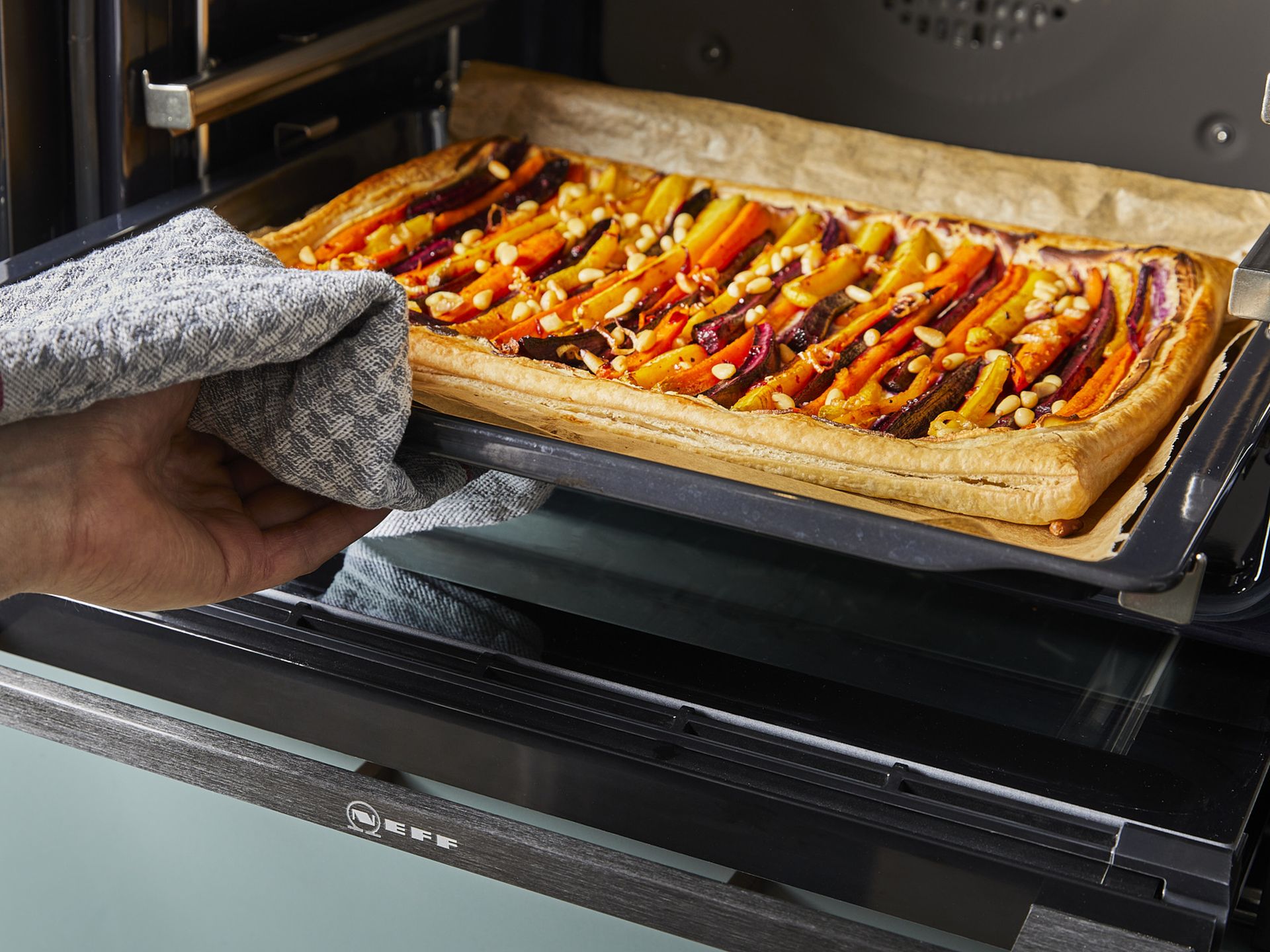 Bunte Karotten-Tarte mit Ricotta und Pinienkernen | Rezept | Kitchen ...