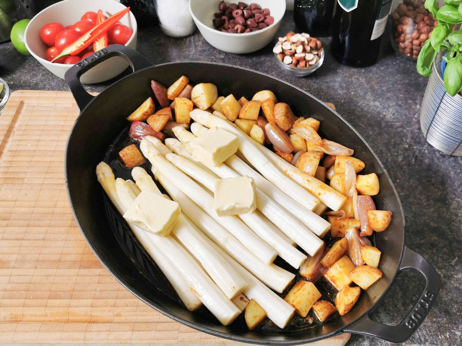 Weißer Spargel aus dem Ofen mit Frühlingsgemüse | Rezept | Kitchen Stories