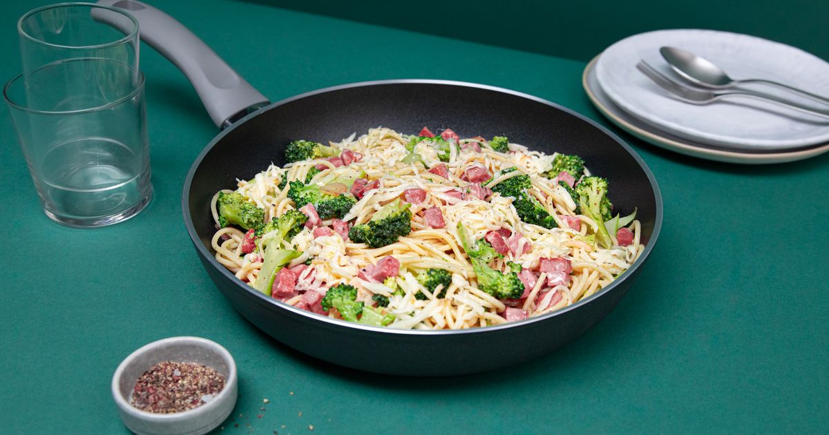 Pasta con mortadella e broccoli (Pasta with mortadella and broccoli ...