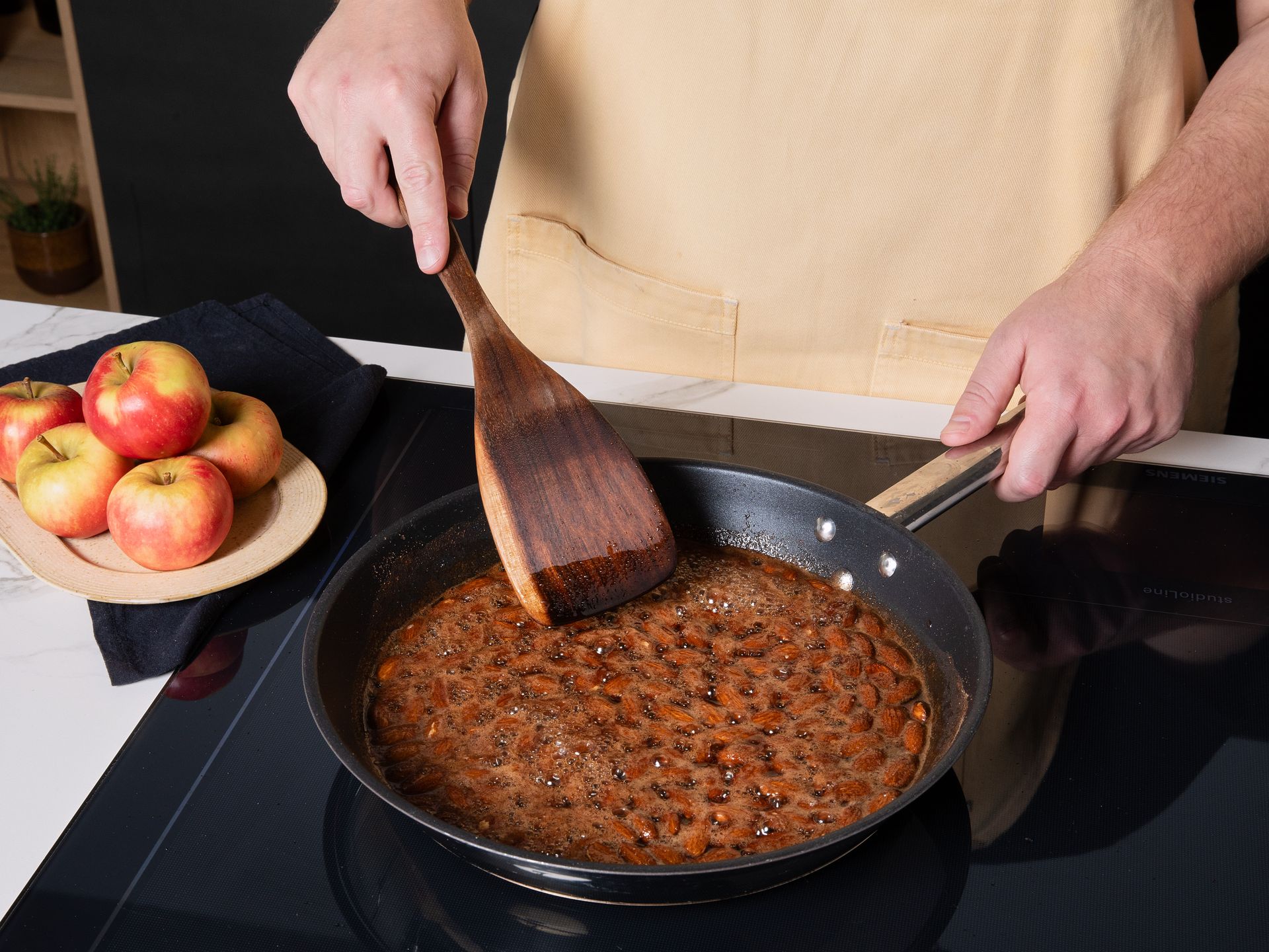 Winterliche Mandel-Apfel-Schnecken mit MÖVENPICK Gebrannte Mandel Eis ...