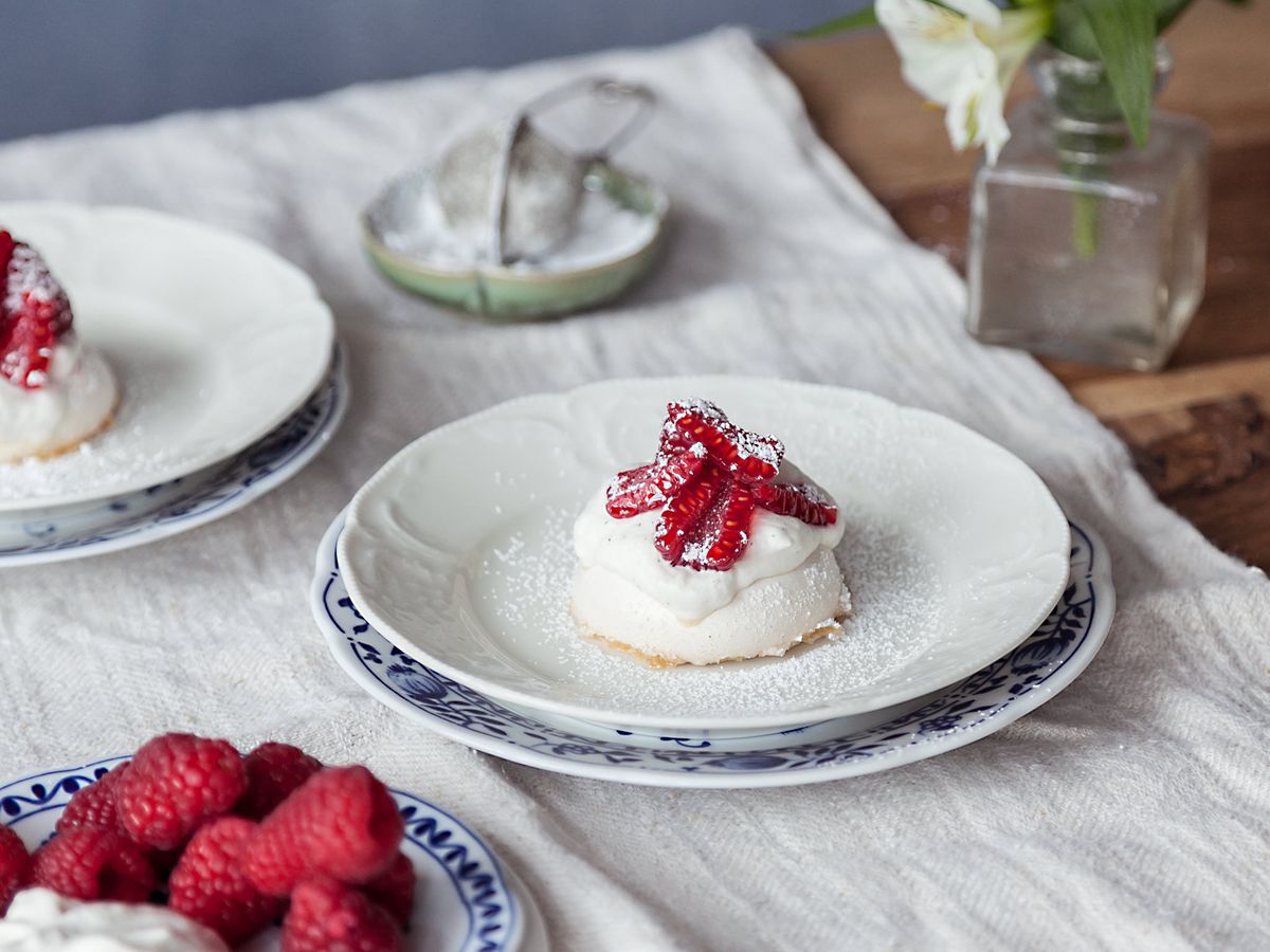 Raspberry Pavlovas | Recipe | Kitchen Stories