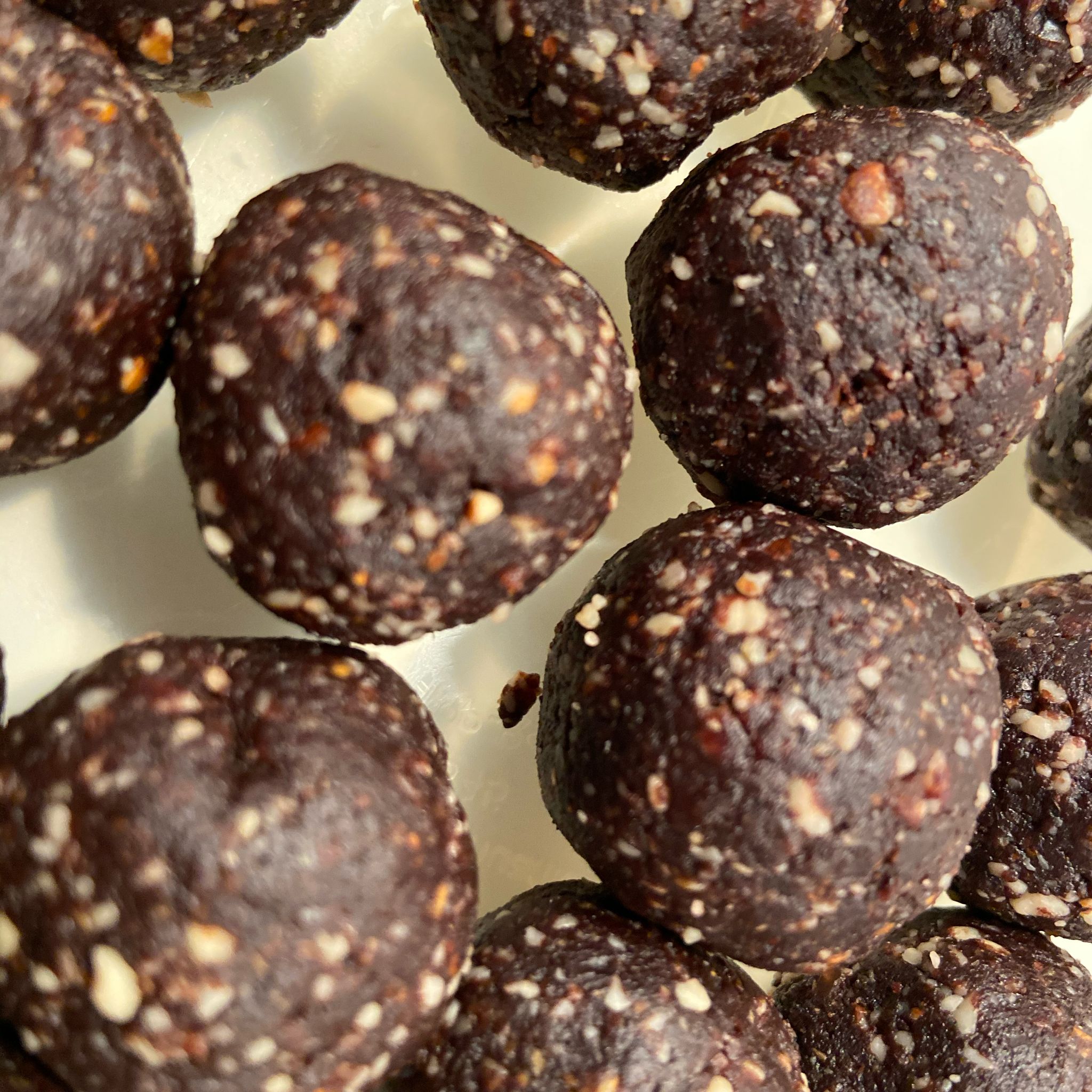Mandel-Dattel Power Balls | Rezept | Kitchen Stories
