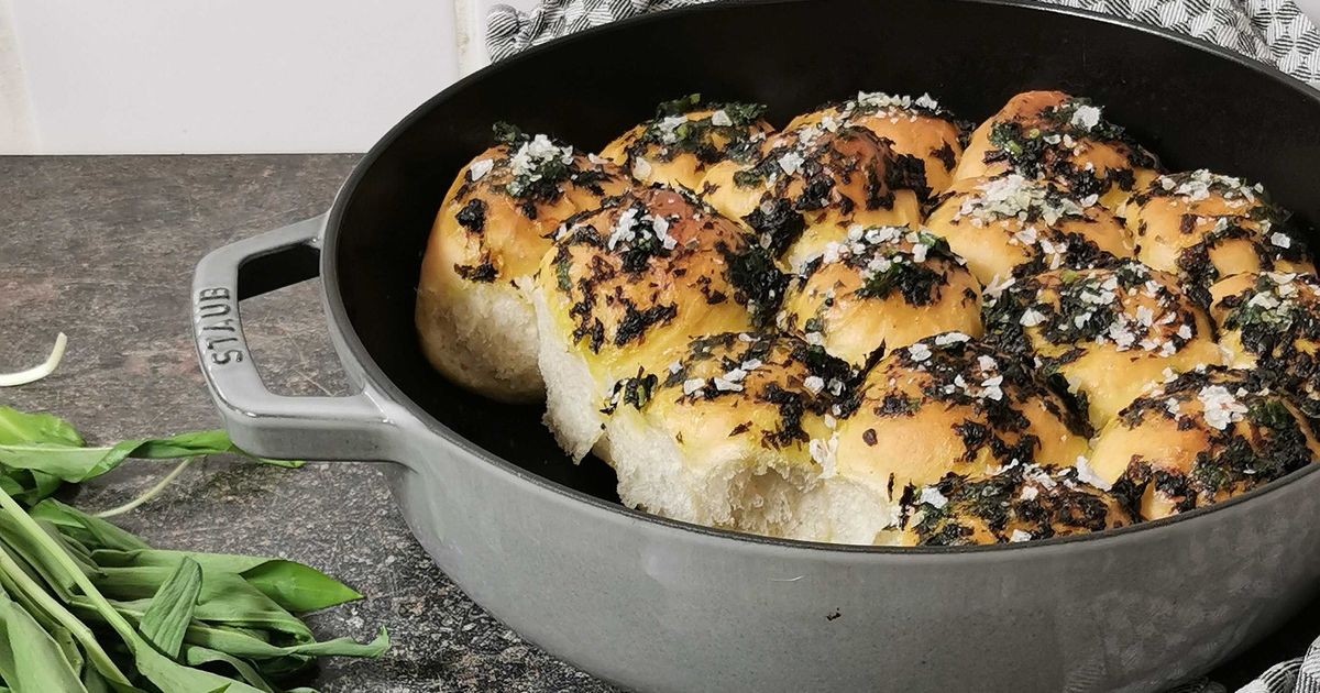 Skillet pull-apart wild garlic bread | Recipe | Kitchen Stories