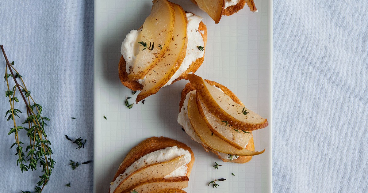 Ricotta toasts with honey-roasted pears | Recipe | Kitchen Stories