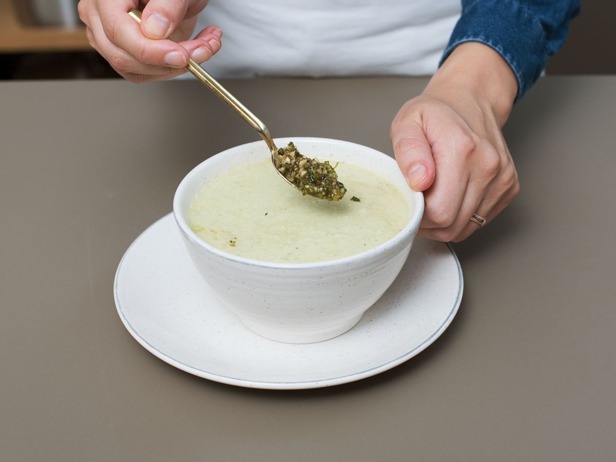 Romanesco soup with walnut-mint pesto | Recipe | Kitchen Stories