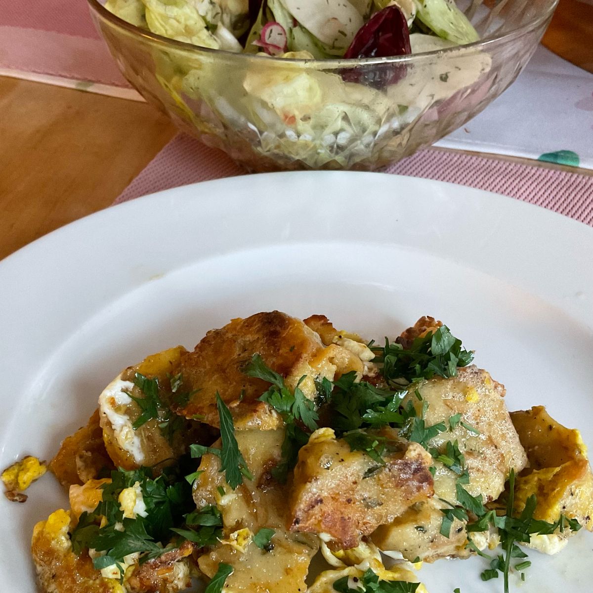 Abgeröstete Semmelknödel mit Ei und gemischter Salat | Rezept | Kitchen ...