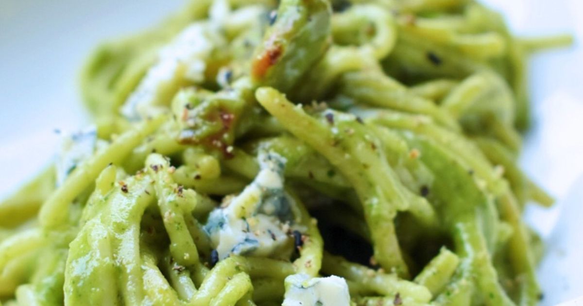 Spinach and blue cheese pesto pasta | Recipe | Kitchen Stories