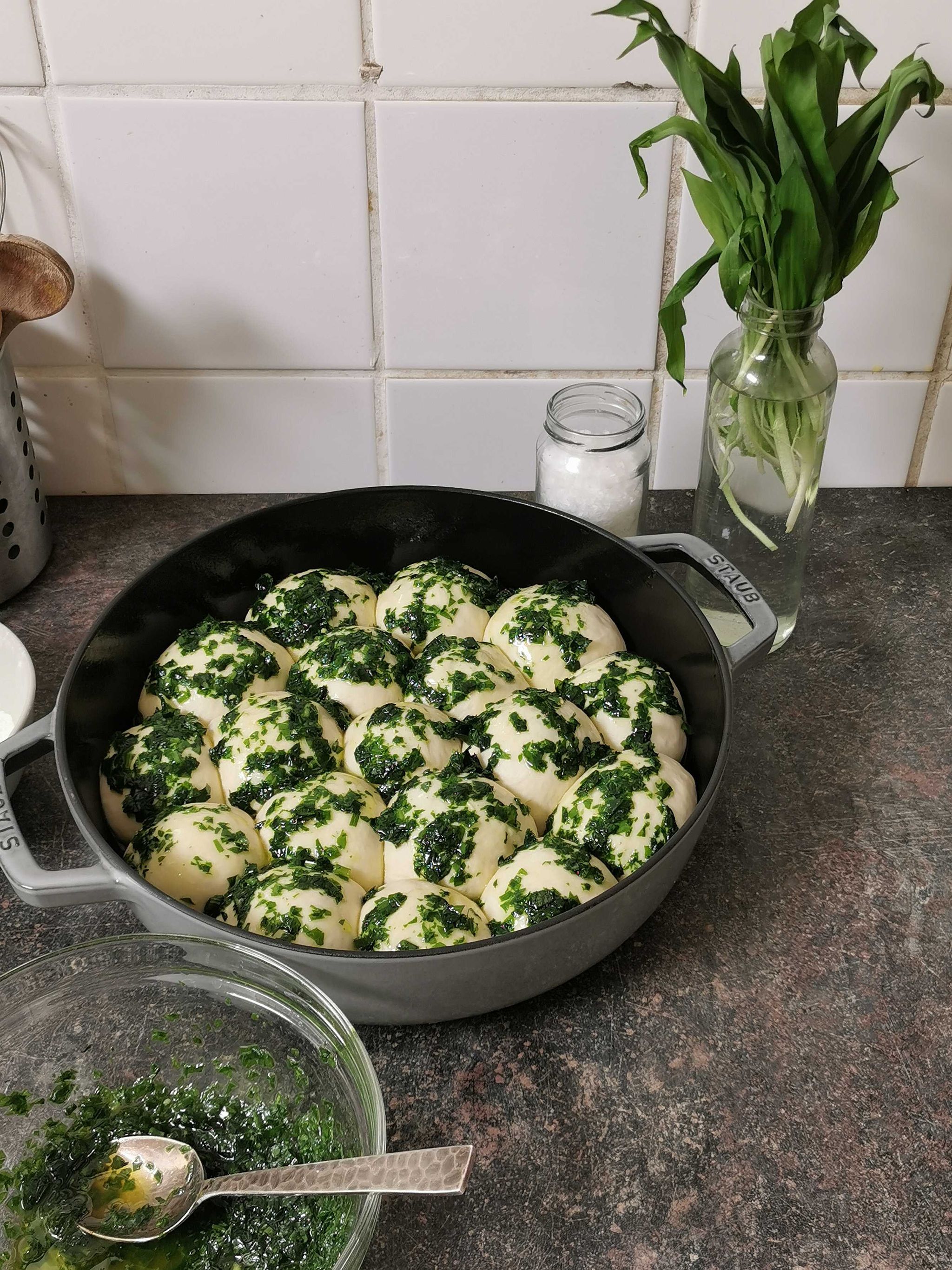 Skillet pull-apart wild garlic bread | Recipe | Kitchen Stories