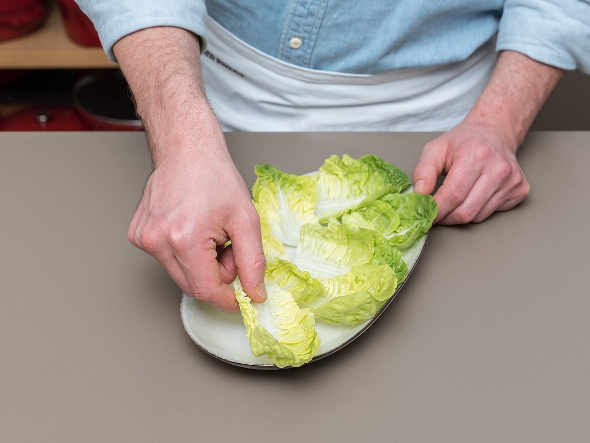 Shrimp-stuffed lettuce wraps with yogurt sauce | Recipe | Kitchen Stories
