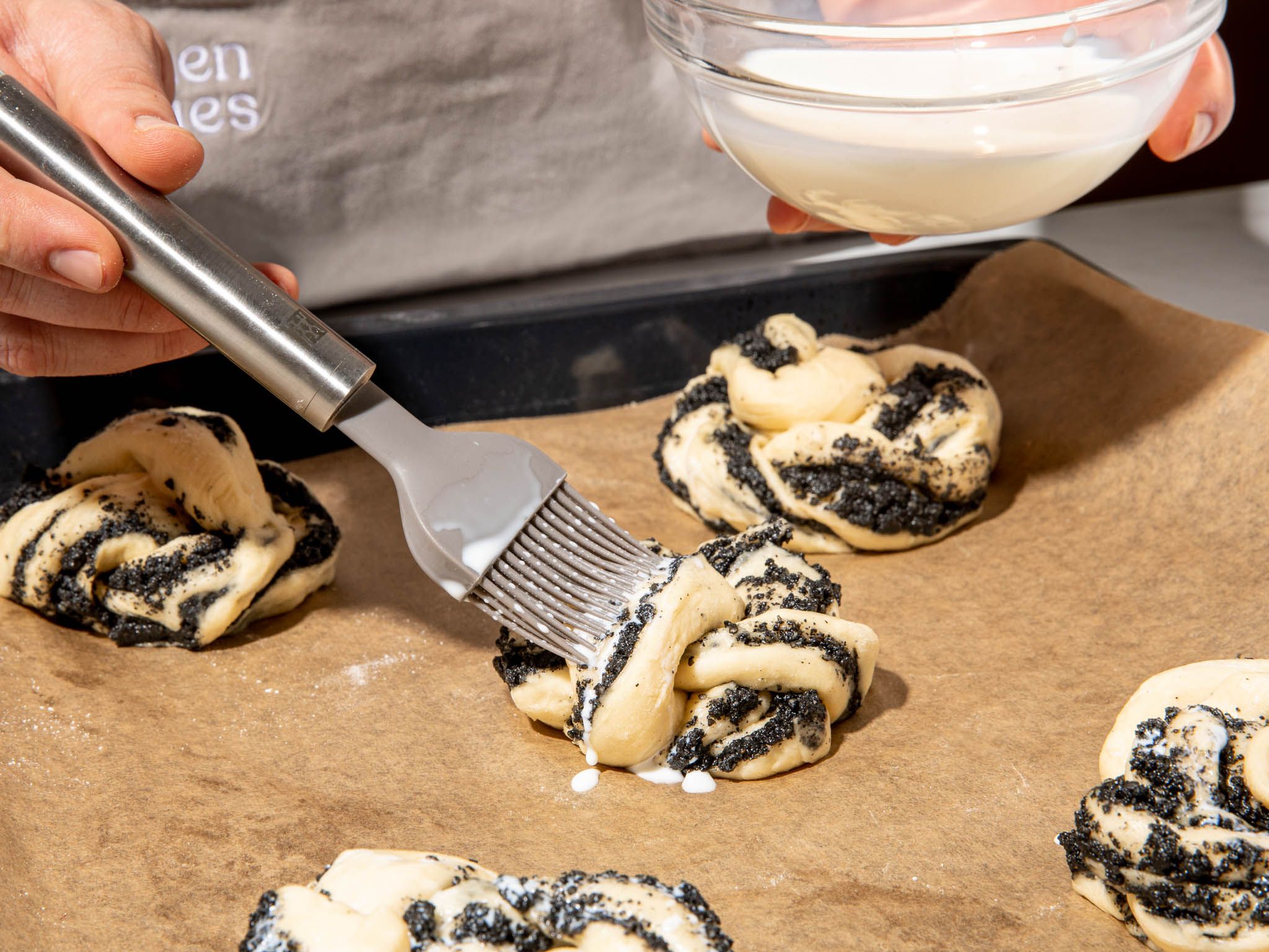 Black sesame milk buns | Recipe | Kitchen Stories