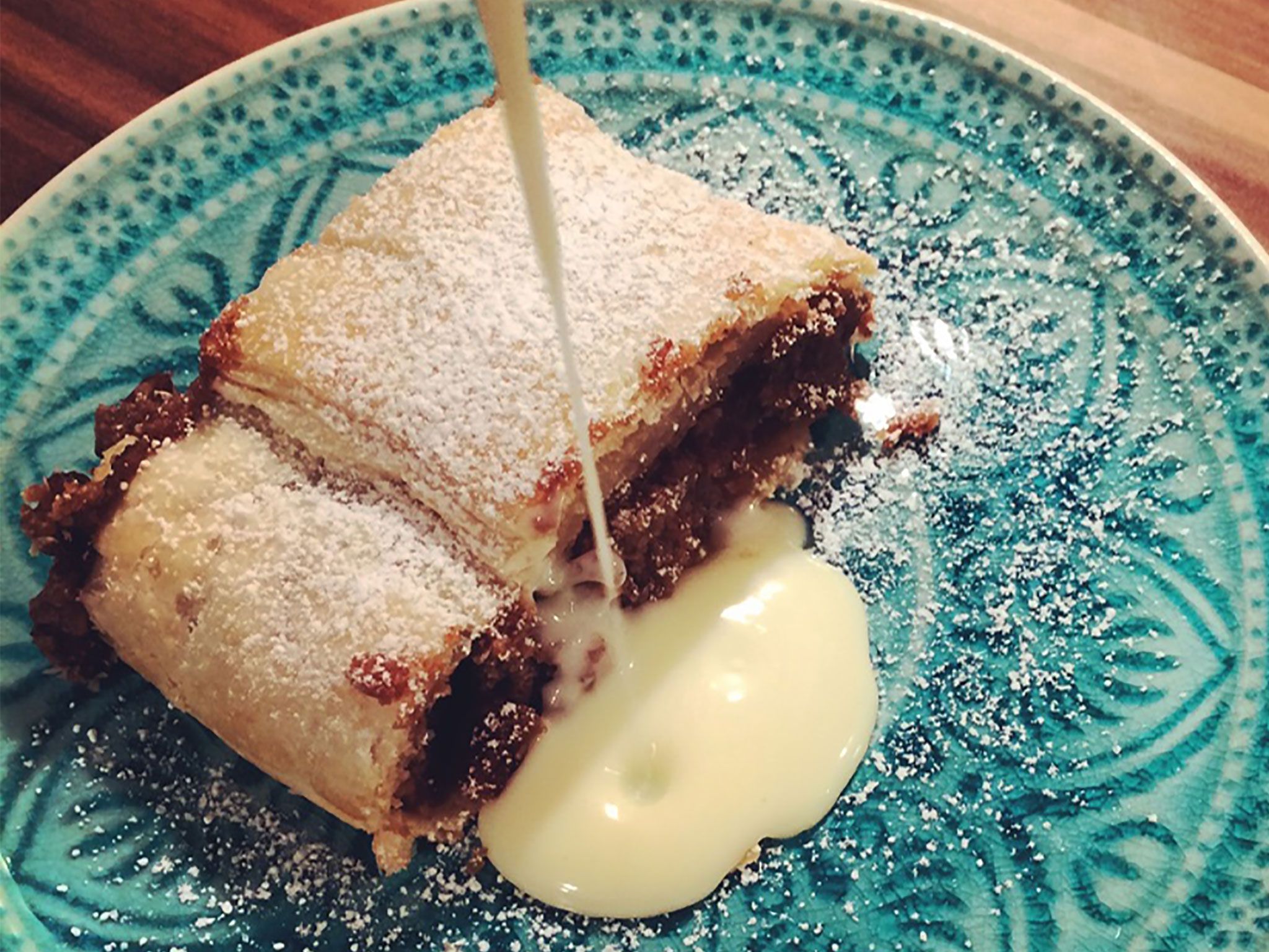 Quick nut strudel with warm vanilla sauce | Recipe | Kitchen Stories