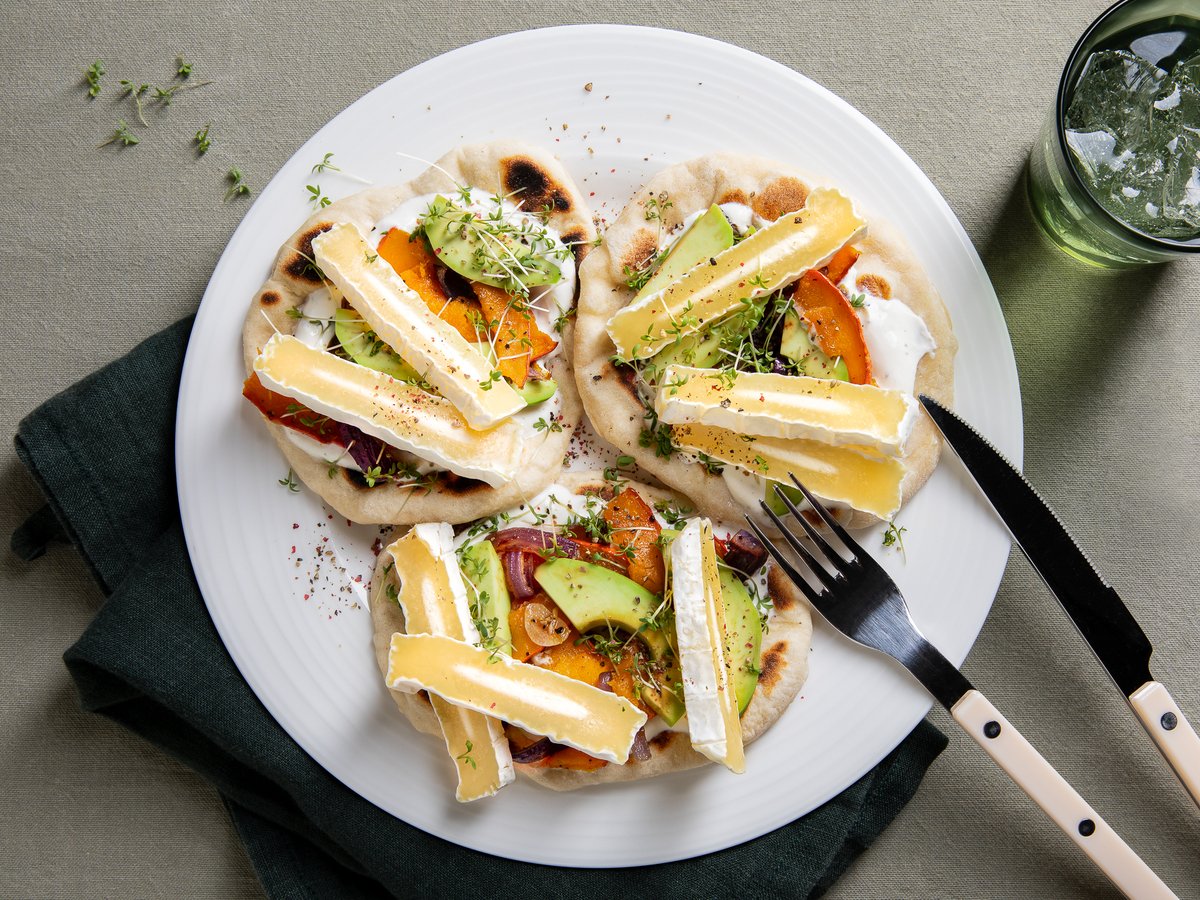 Knusprige Fladen mit Kürbis, Avocado & Quäse | Rezept | Kitchen Stories