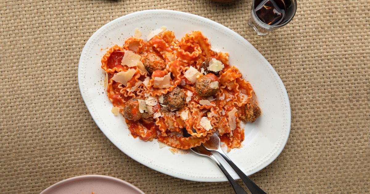 Pasta with mini meatballs | Recipe | Kitchen Stories