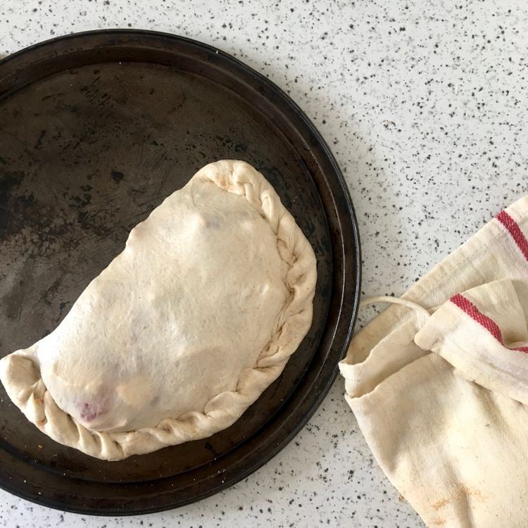 Spinach-Zucchini Calzone with Hot Tomato Sauce | Recipe | Kitchen Stories