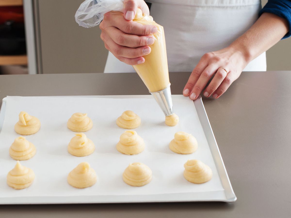 Ice cream-filled profiteroles | Recipe | Kitchen Stories