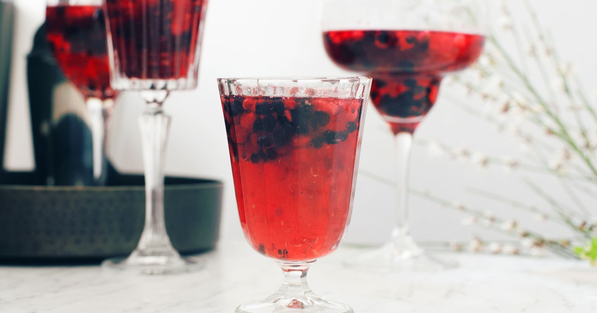 Refreshing prosecco creation with red berries | Recipe | Kitchen Stories