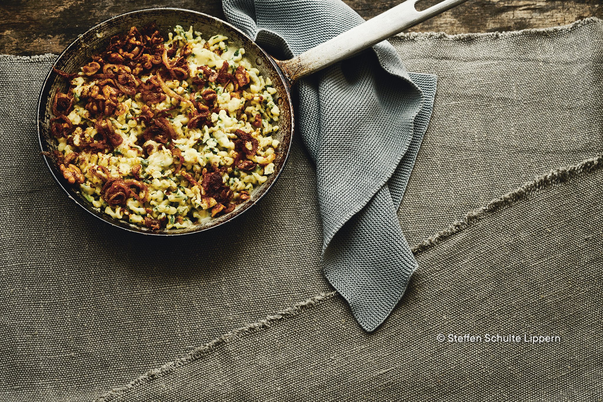 Spinach Spätzle with fried onions | Recipe | Kitchen Stories