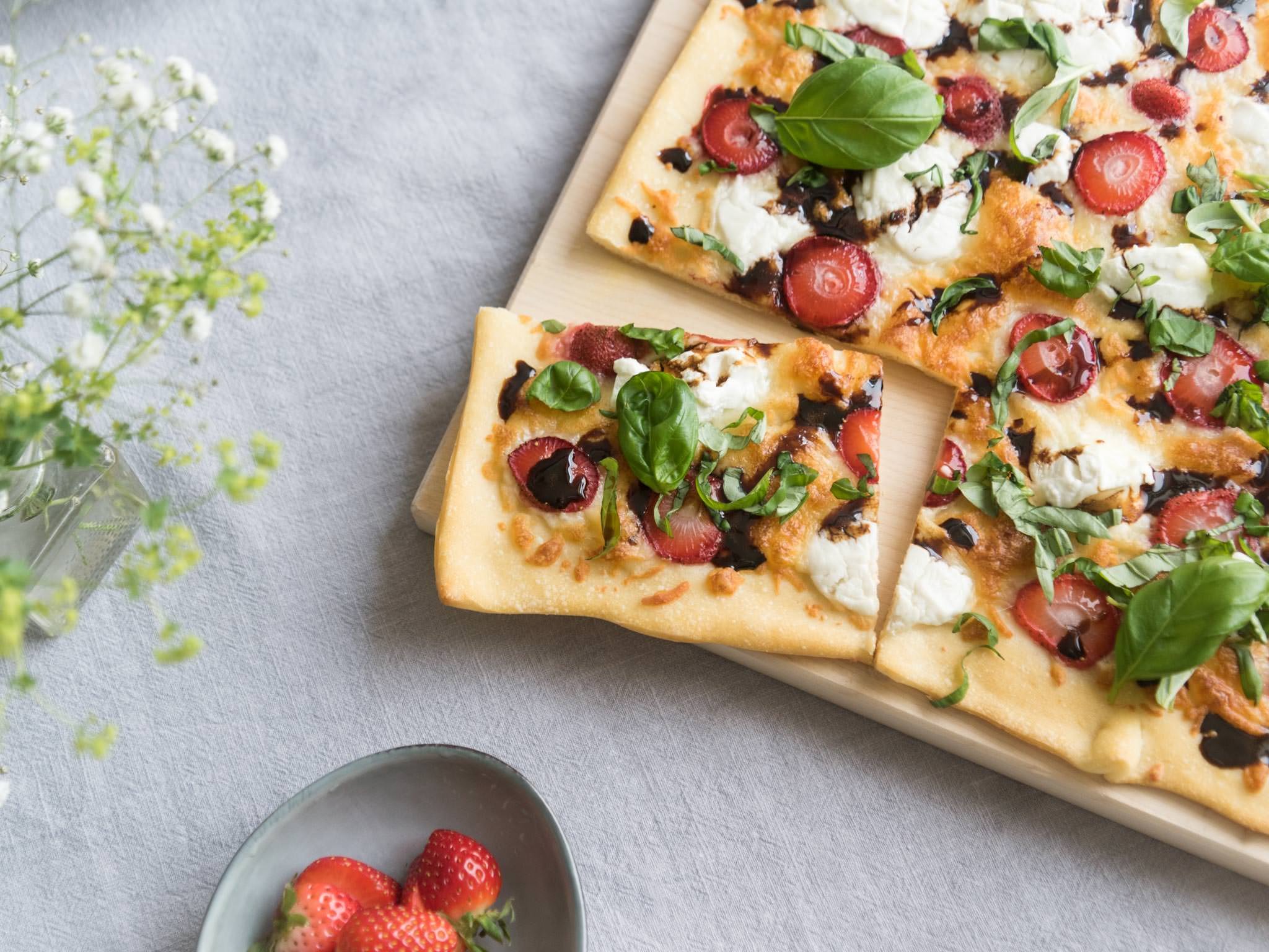 Strawberry-balsamic pizza | Recipe | Kitchen Stories