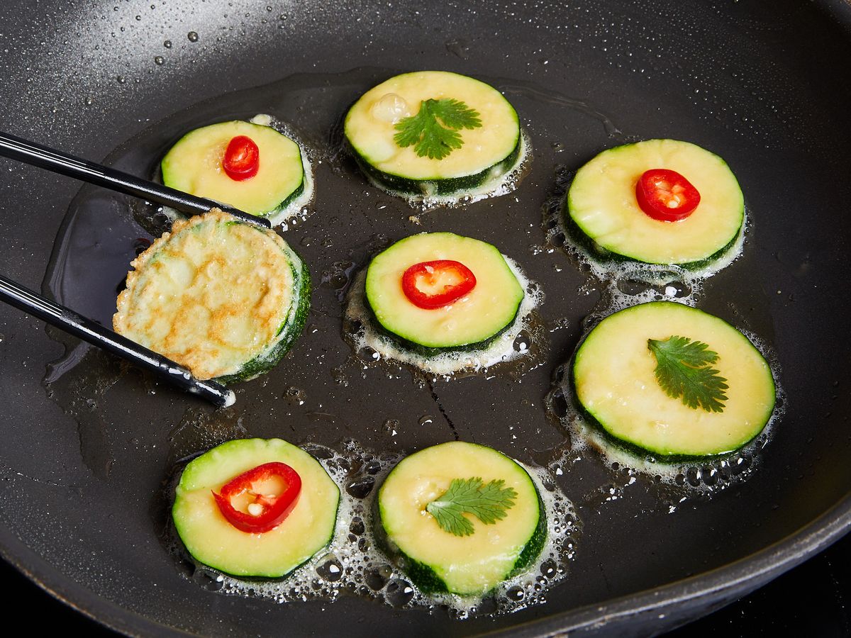 Koreanische gebratene Zucchini-Taler (aehobak-jeon) | Rezept | Kitchen ...